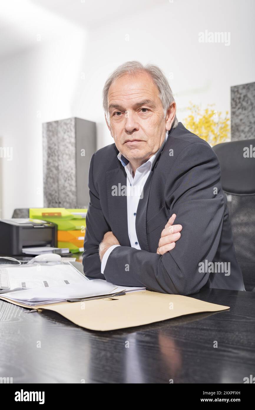 File elderly man sit hi-res stock photography and images - Alamy