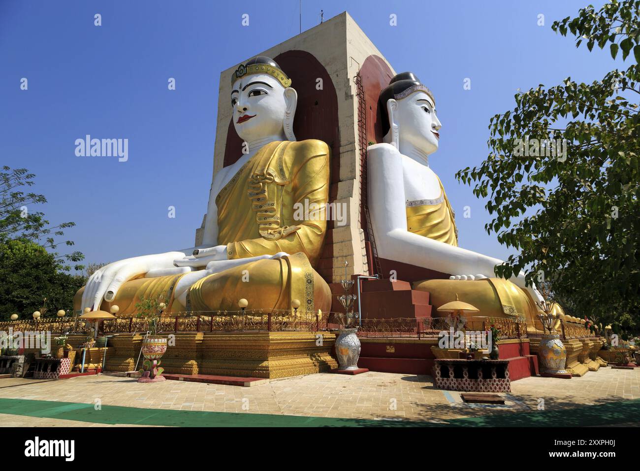 Seated Buddha statues at the Kyaik Pun Pagoda in Bago Stock Photo - Alamy