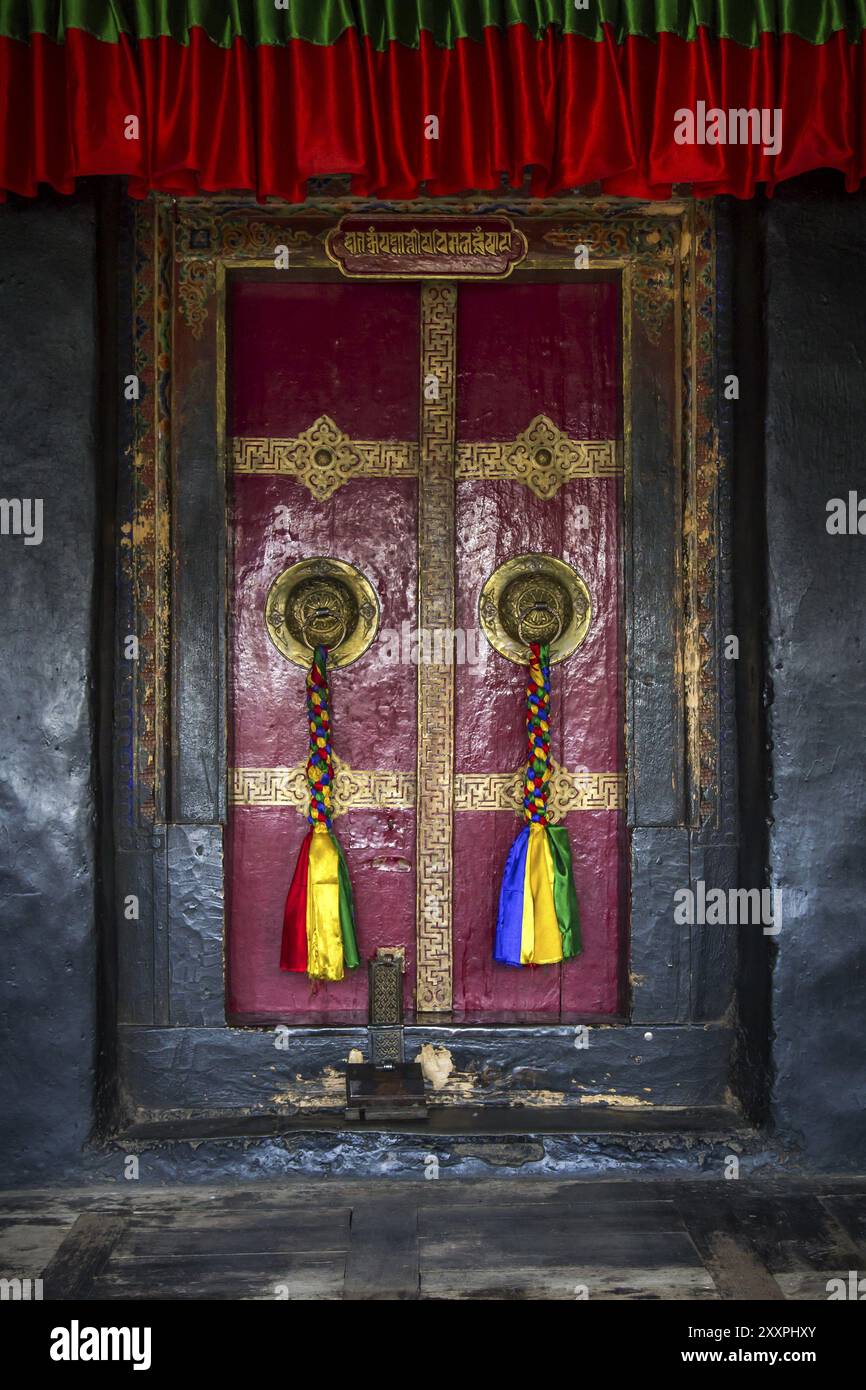 Wooden door of a buddhist monastery hi-res stock photography and images ...