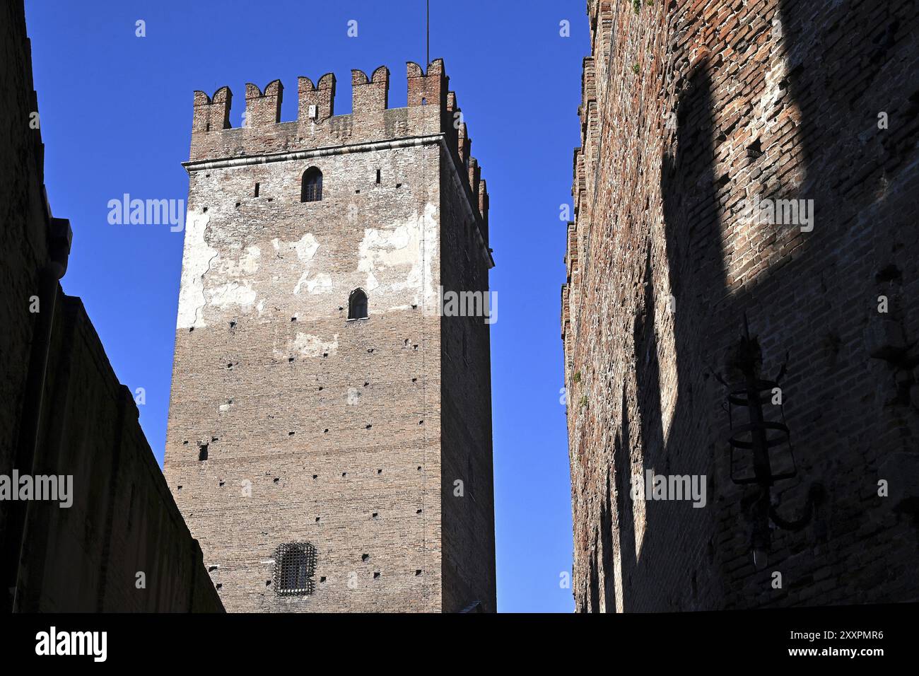 Defence defence tower at the Scaligero Bridge Stock Photo - Alamy