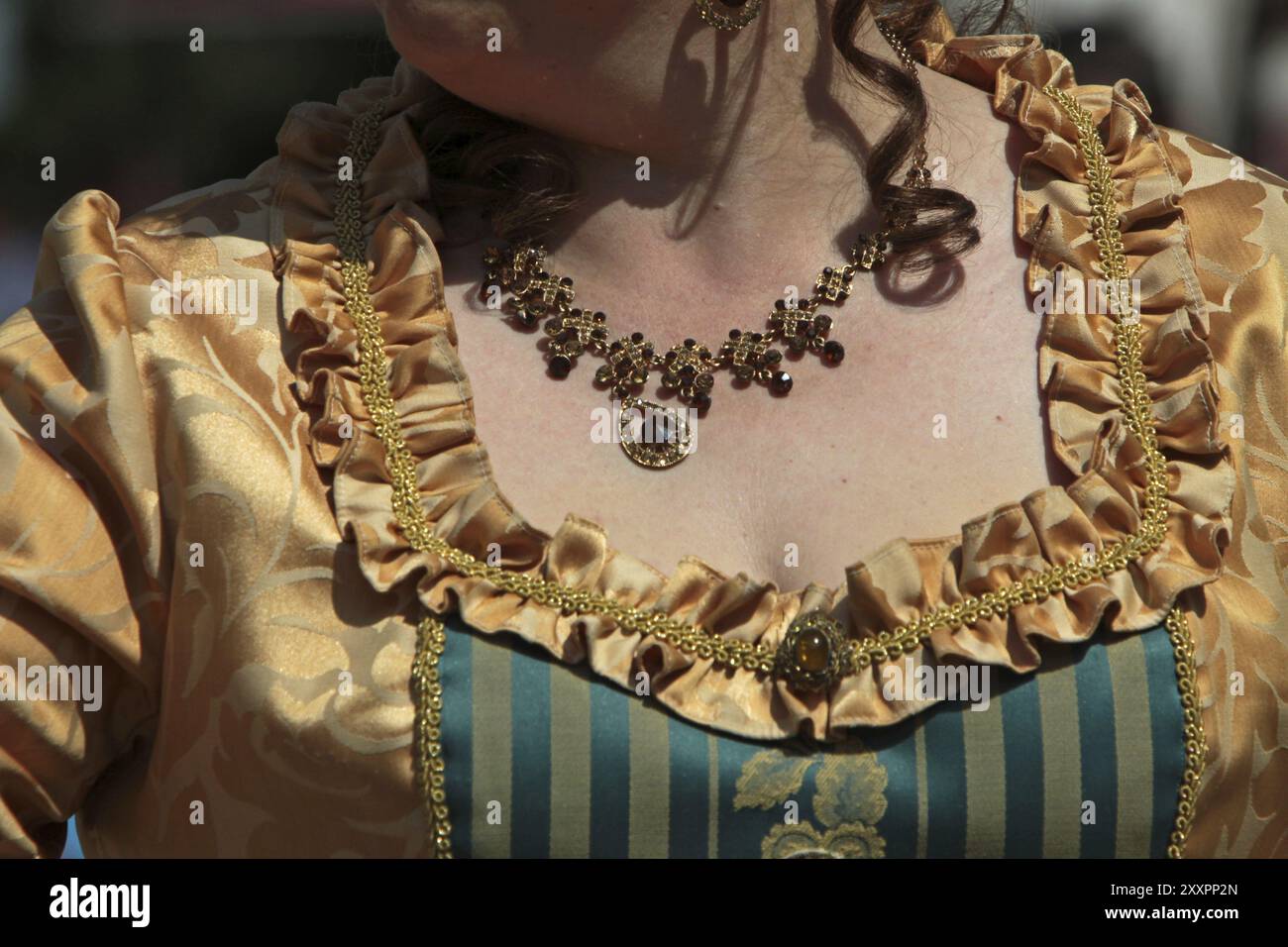 Chain neckline hi-res stock photography and images - Alamy