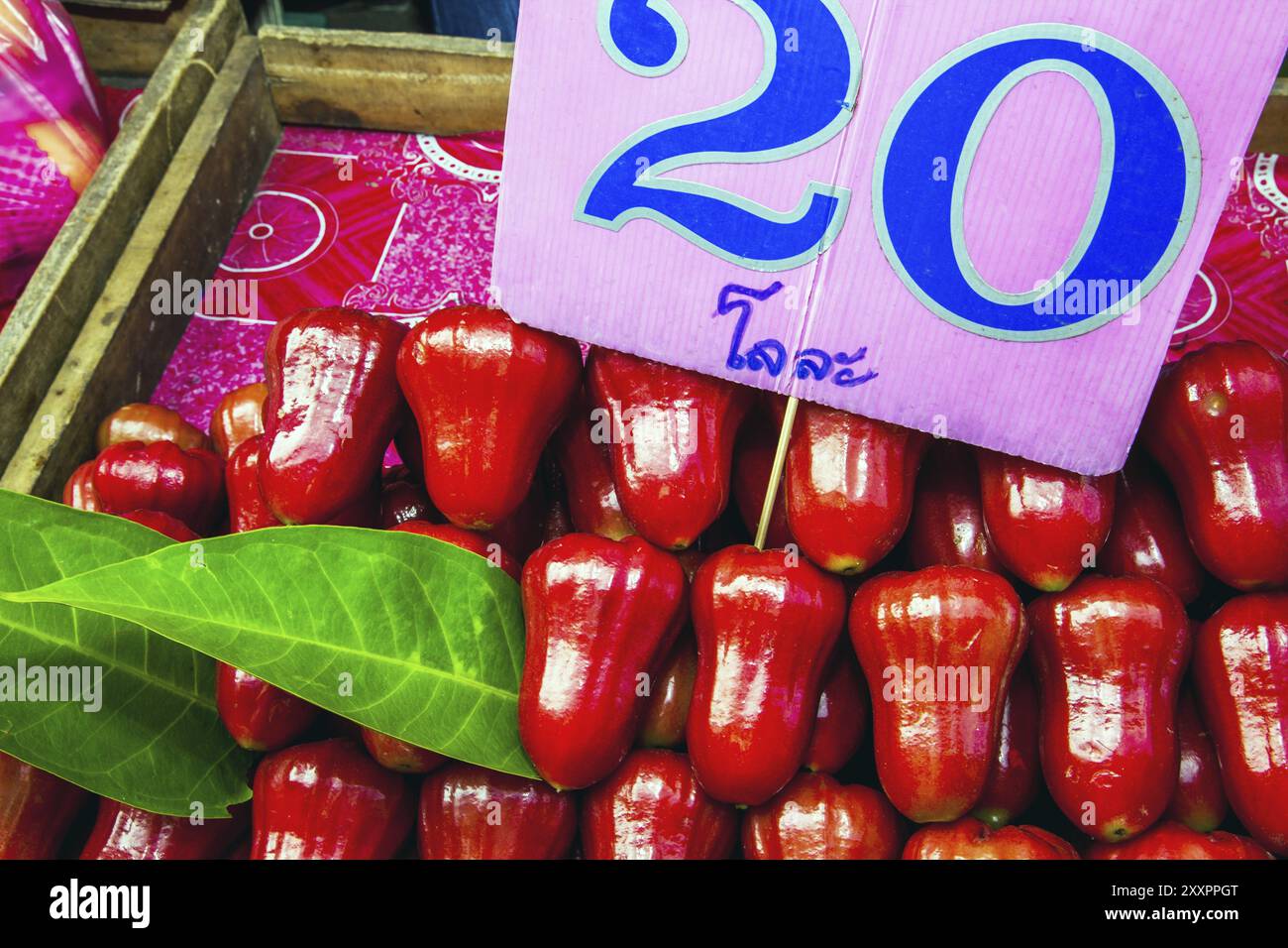 Thai rose apple at a market in Bangkok Stock Photo - Alamy