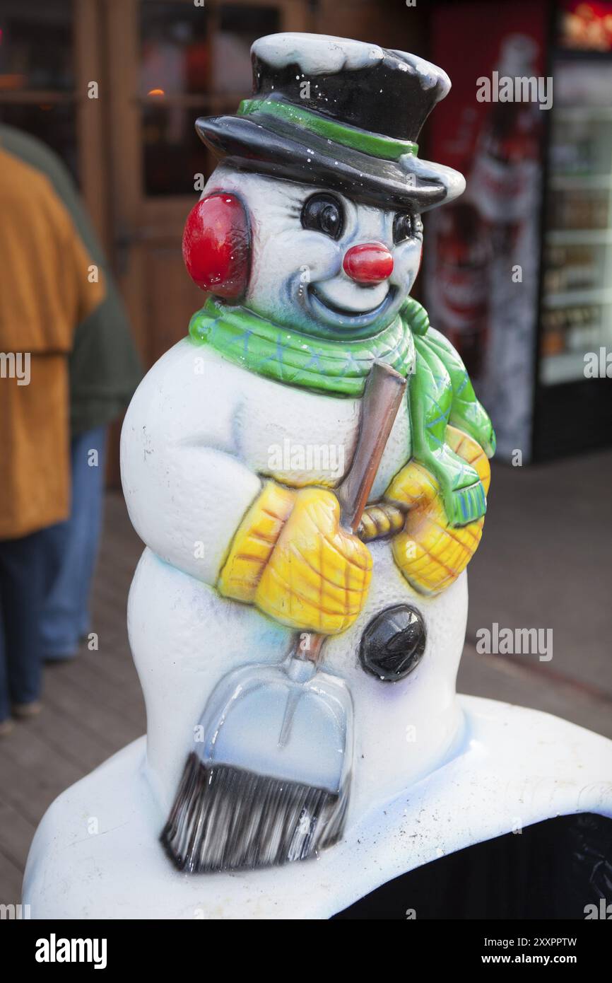 Snowman with clothes hi-res stock photography and images - Alamy