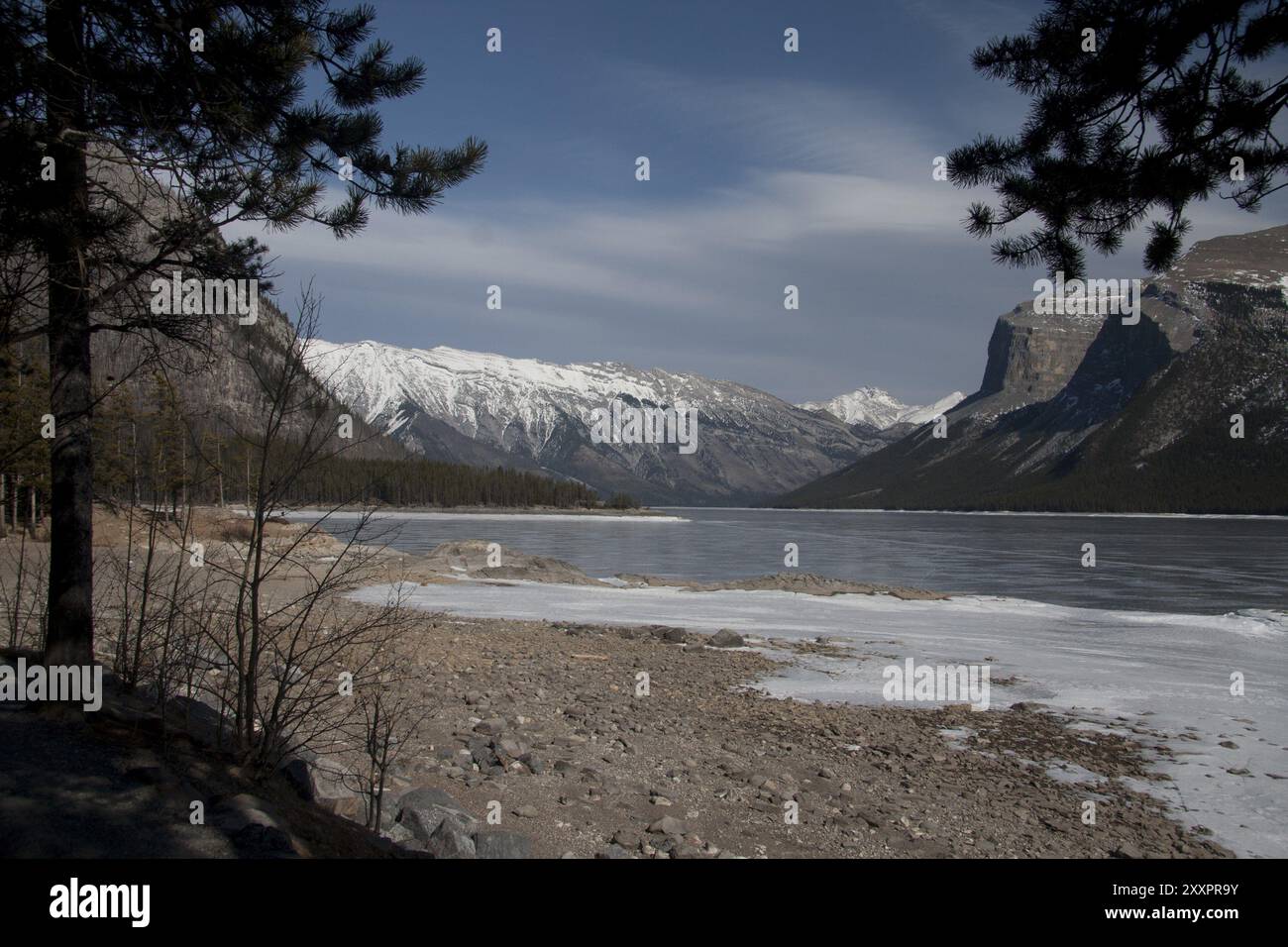 Lake minnewanka winter hi-res stock photography and images - Alamy