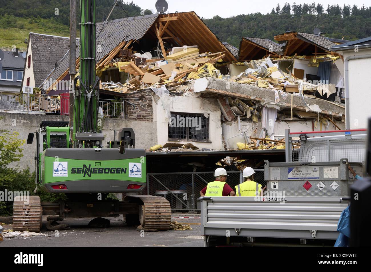 Rescue workers search for the victims after the collapse of a hotel in ...