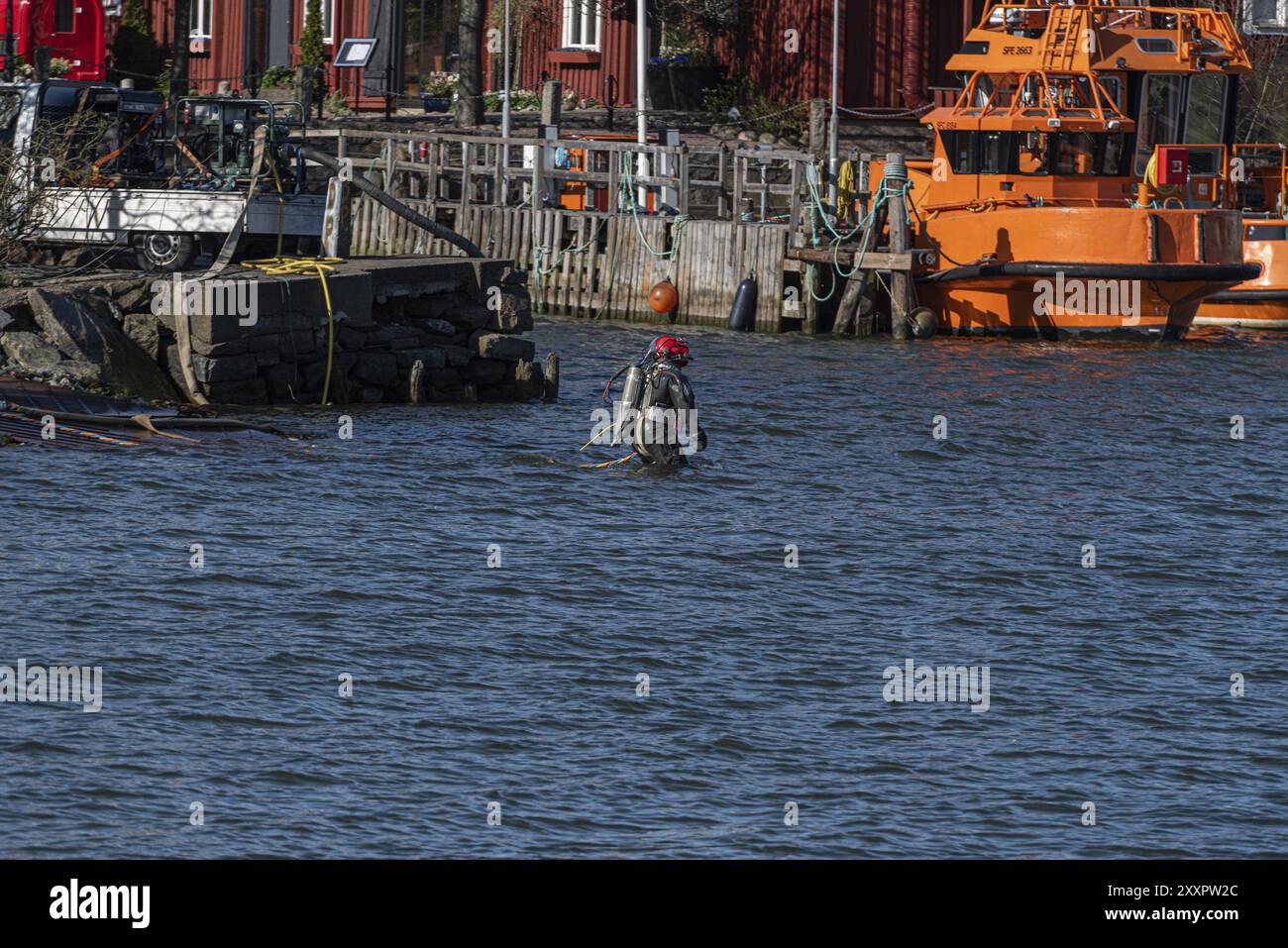 Dive boat by jetty hi-res stock photography and images - Alamy
