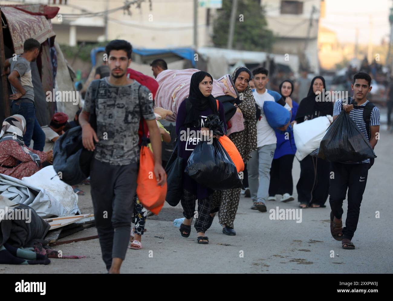 Palestinians, carrying their belongings, are on their way to migrate ...