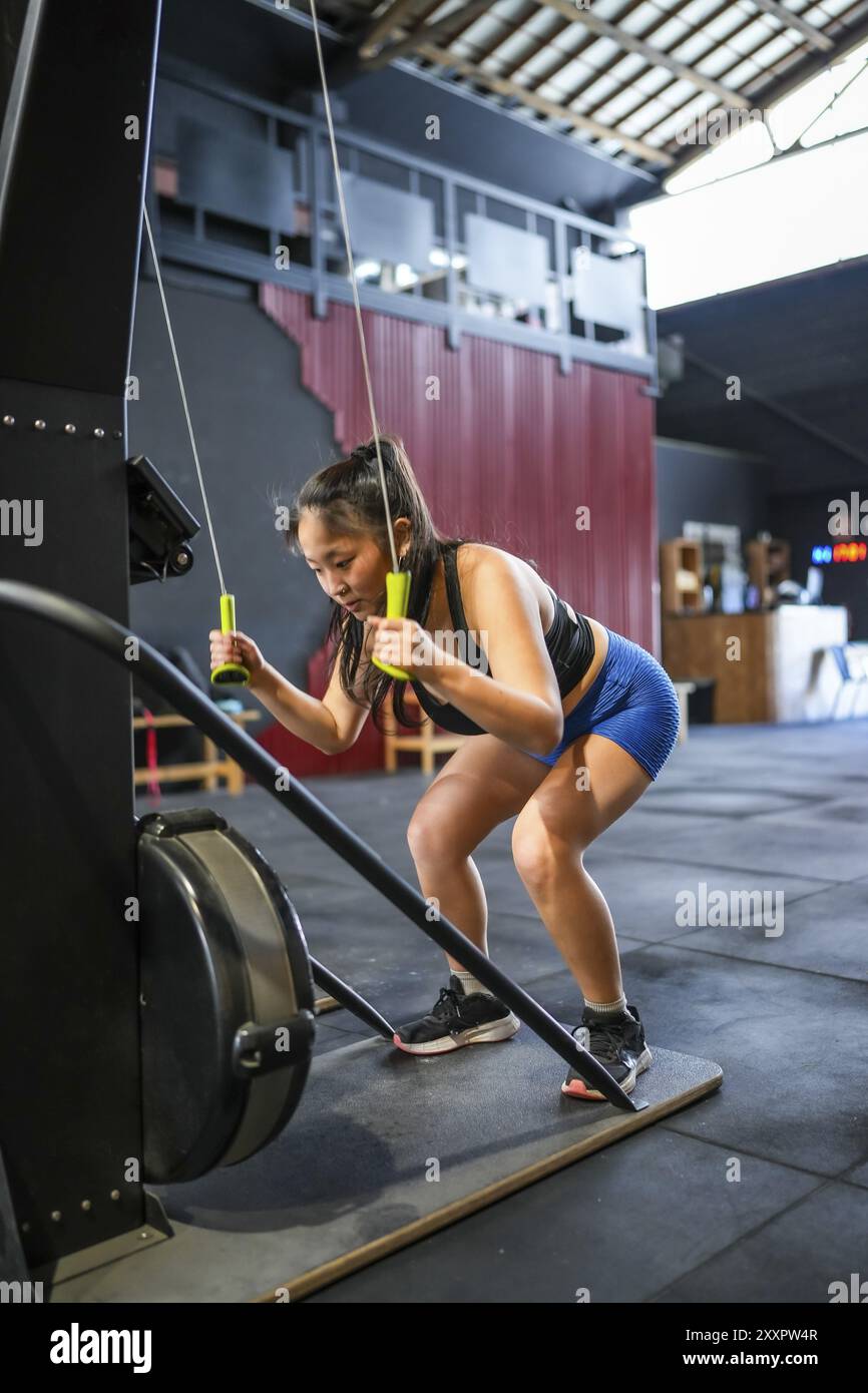 Woman pulling lat machine gym hi-res stock photography and images - Alamy