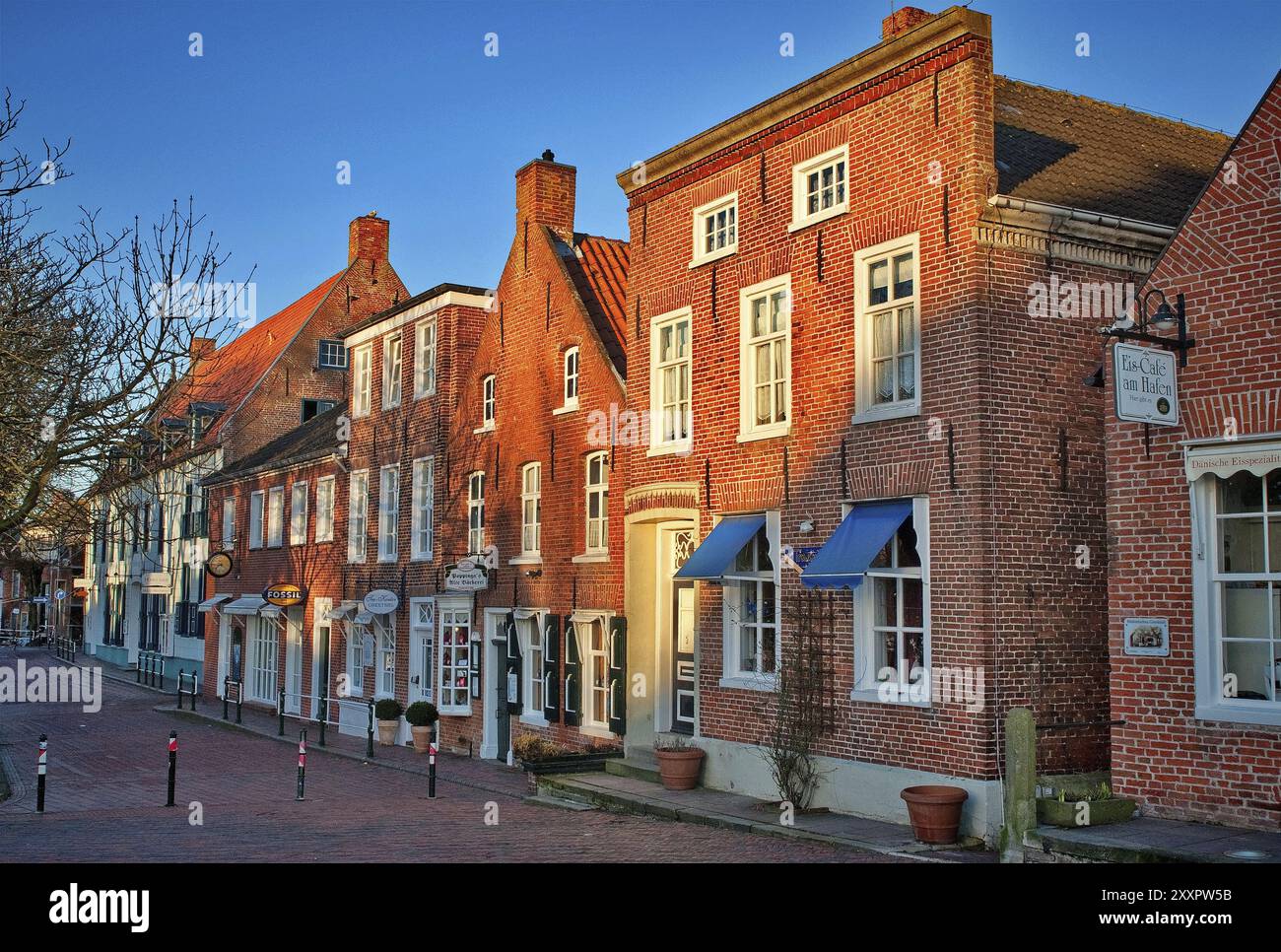 Greetsiel townscape with fishermen's houses in Sielstrasse, Krummhoern ...