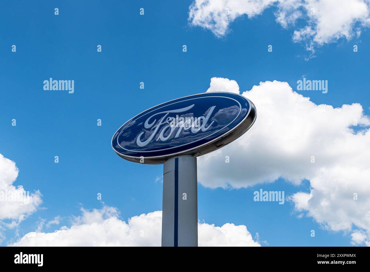 A Ford sign at a dealership in Corry, Pennsylvania, USA Stock Photo - Alamy