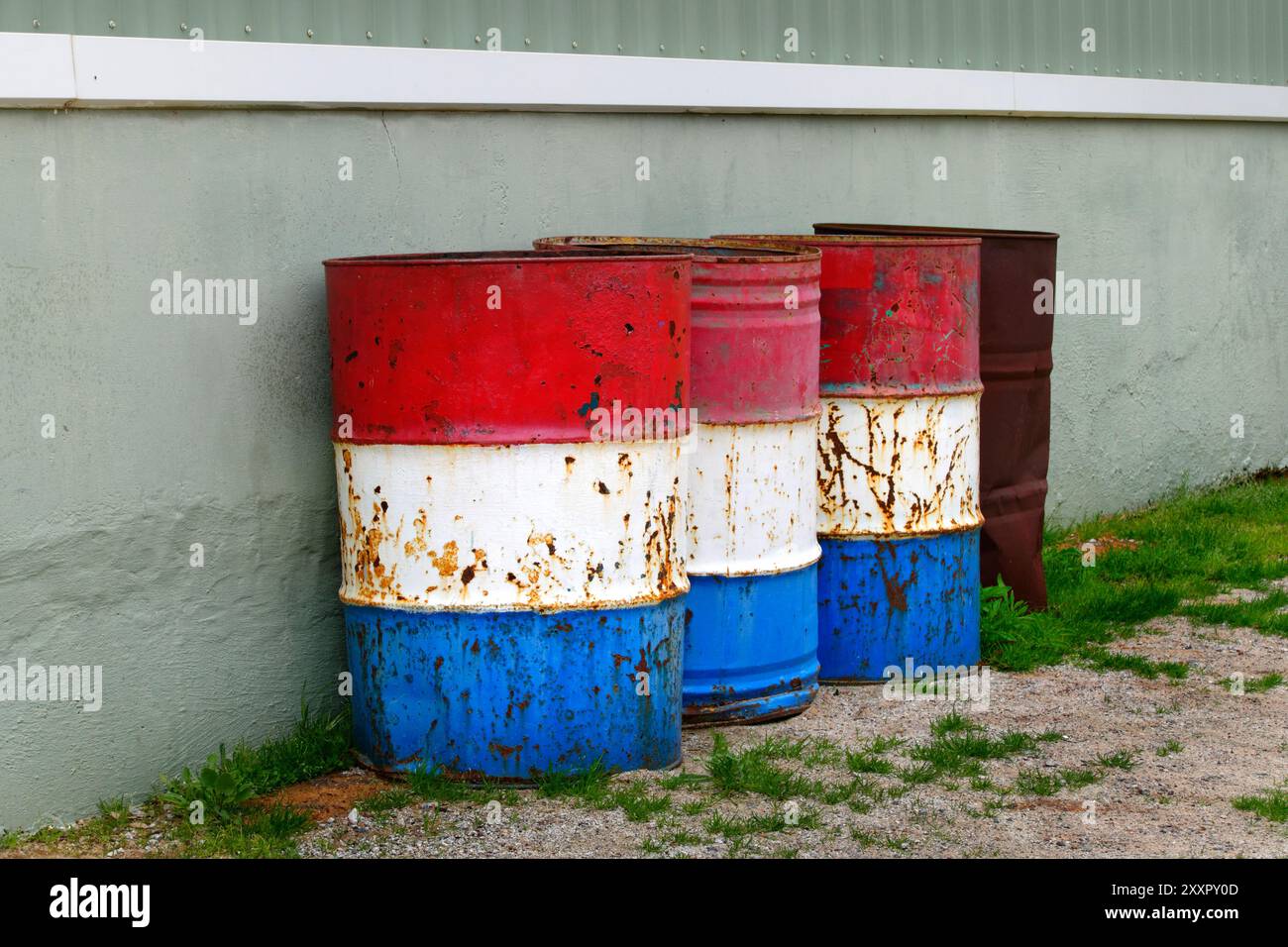 Old 44 gallon drums hi-res stock photography and images - Alamy