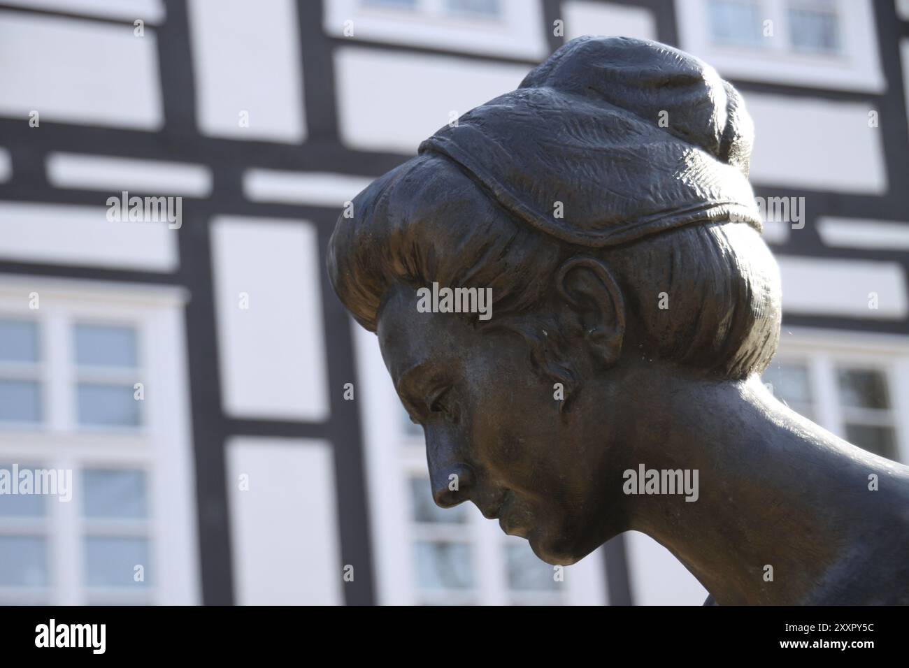 Statue of a bathing woman in Bad Meinberg Stock Photo - Alamy