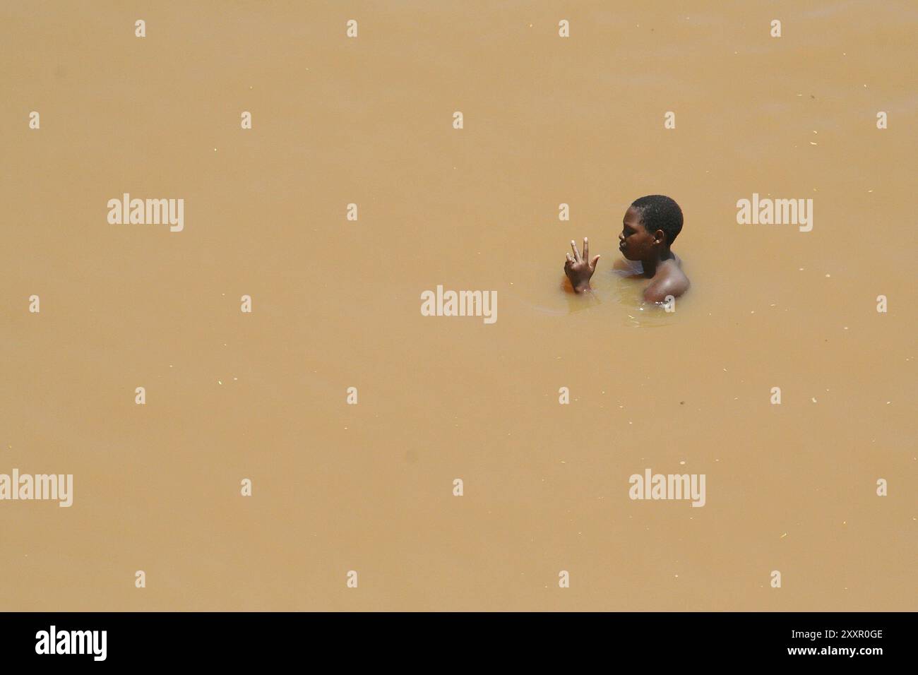 Kenyans bathing in the river Stock Photo - Alamy