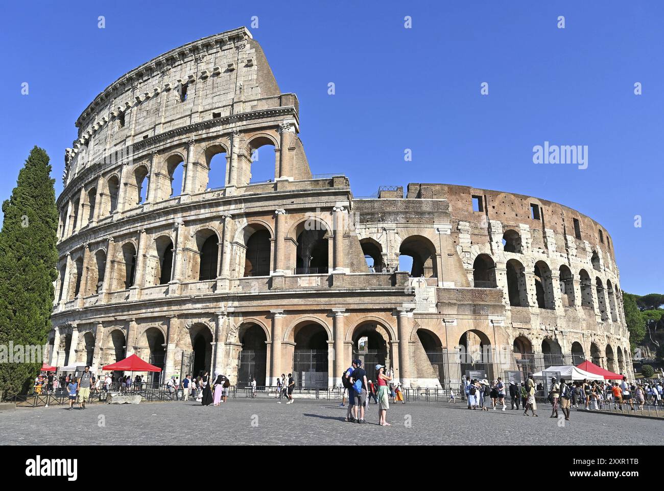 Colosseum, Flavian Amphitheatre, in the early morning Stock Photo - Alamy