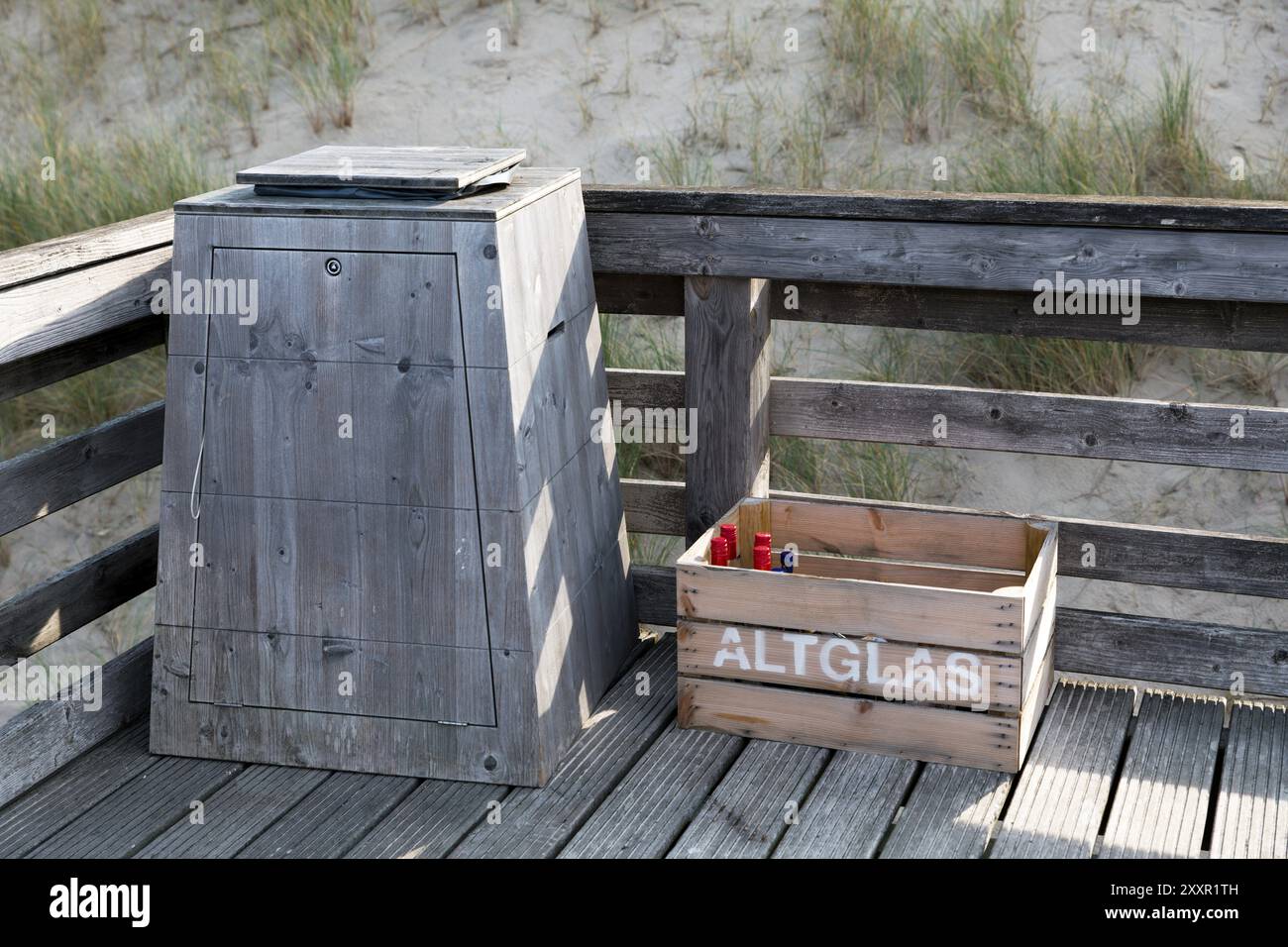 Sorting used containers hi-res stock photography and images - Alamy