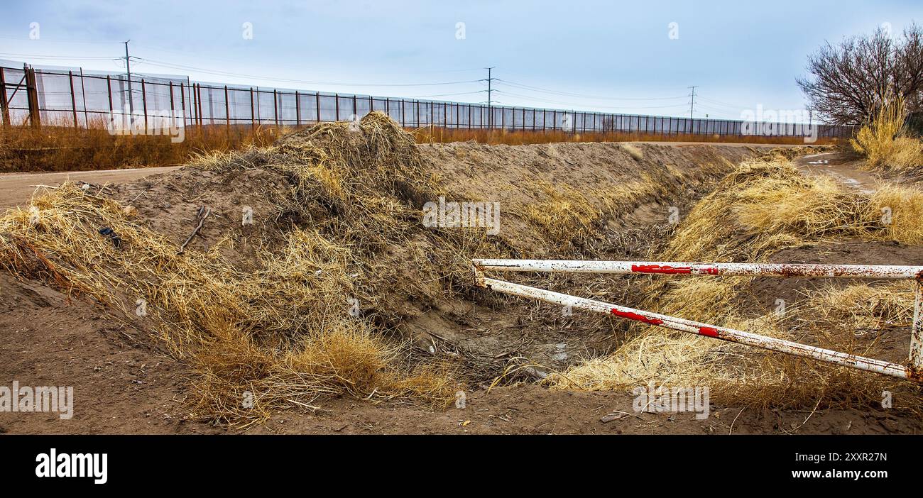 US border fence to Mexico at El Paso Stock Photo - Alamy