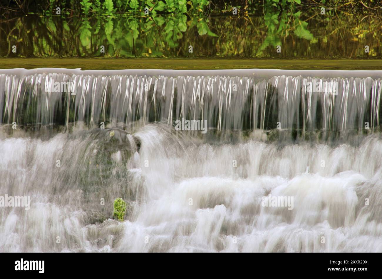 Open river lock waterfall hi-res stock photography and images - Alamy