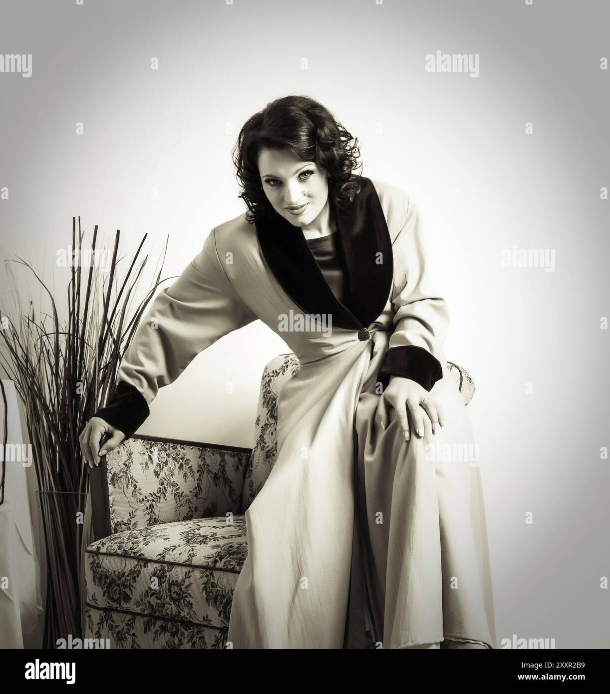 1950s style woman gown hi-res stock photography and images - Alamy