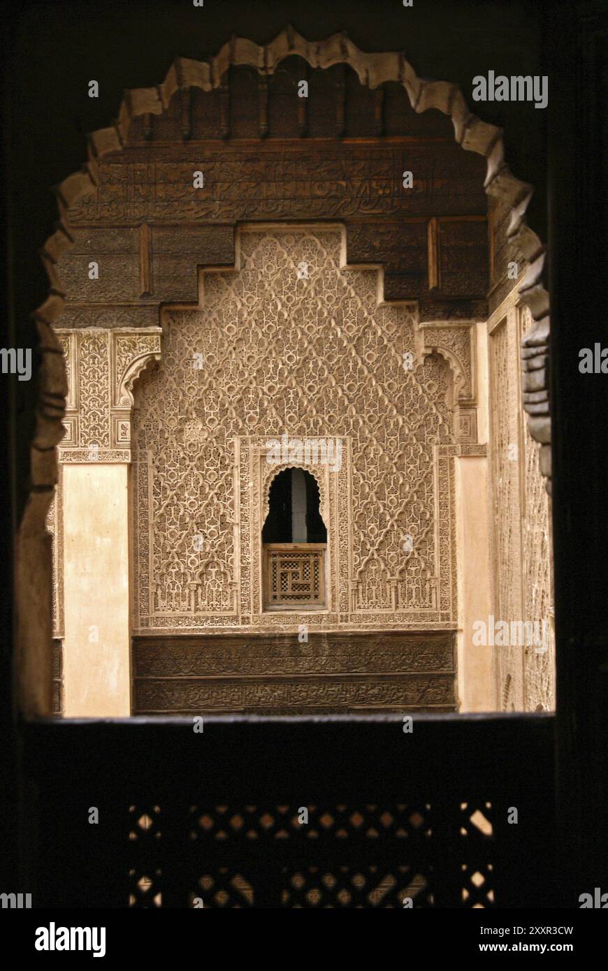 Patio central decorado con madera de cedro tallada.Madrasa Ben Youssef ...