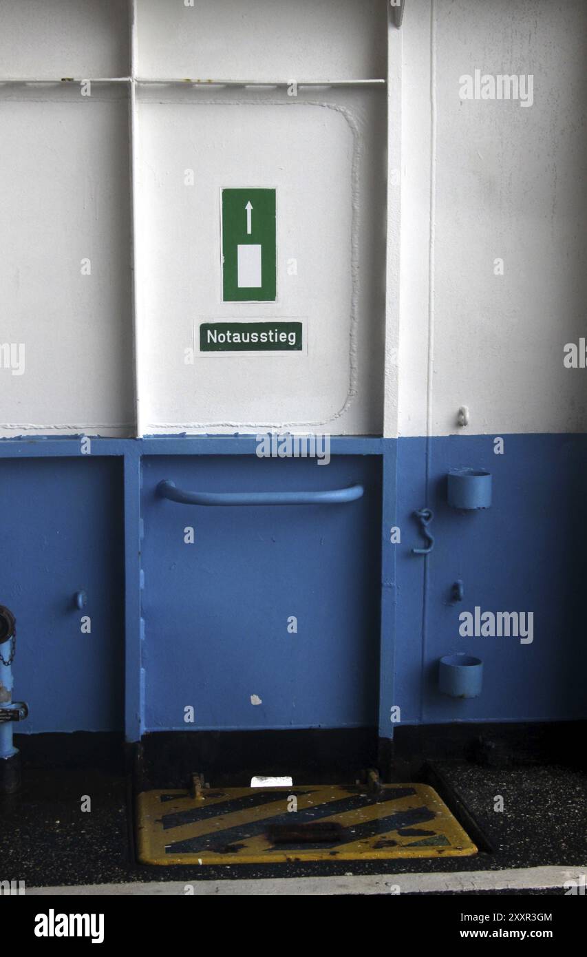 Emergency escape boat hi-res stock photography and images - Alamy