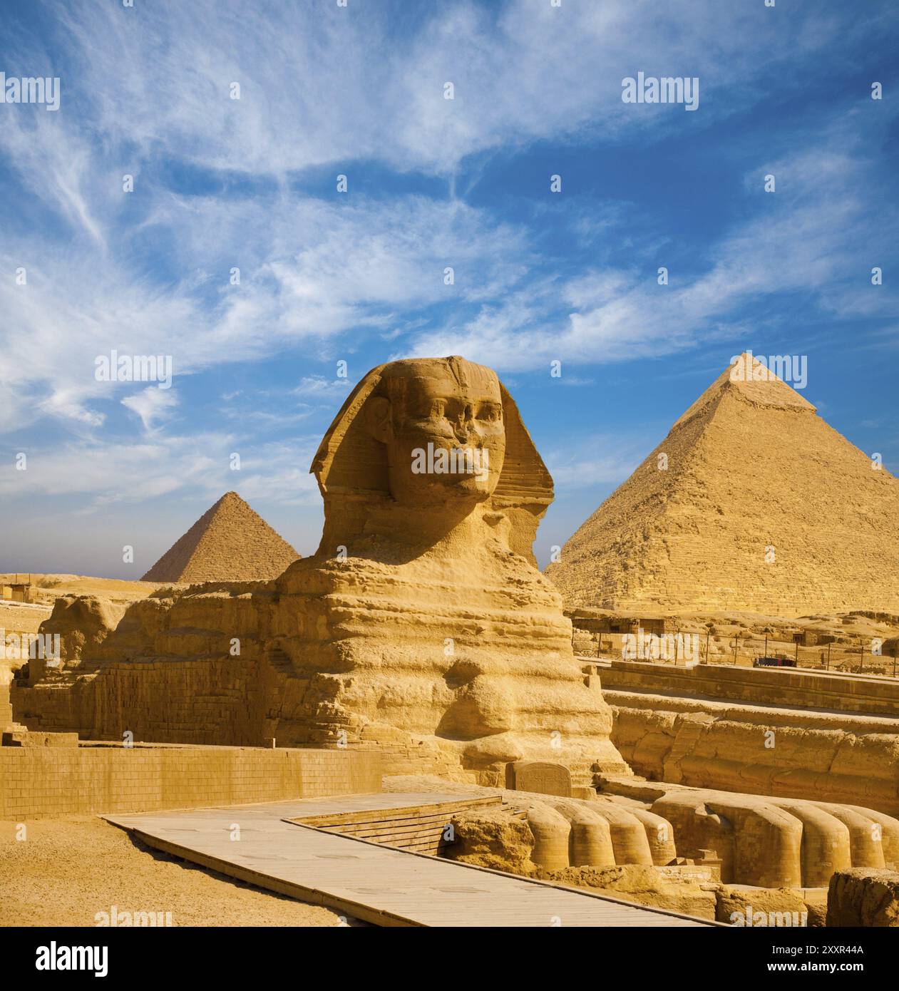 Full profile of Great Sphinx including pyramids of Menkaure and Khafre ...