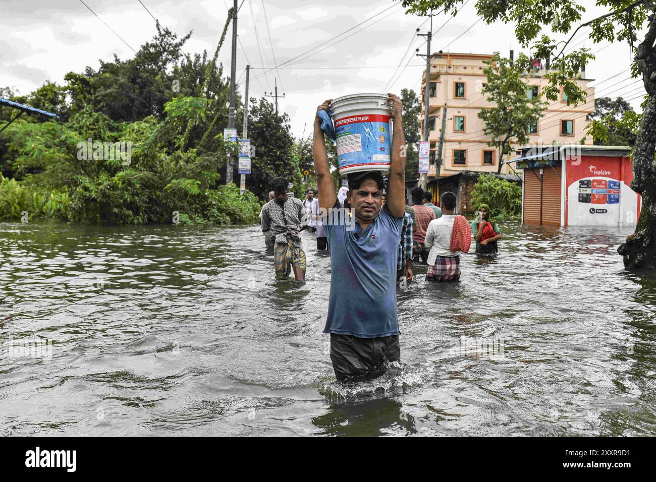 Dhaka, Dhaka, Bangladesh. 23rd Aug, 2024. People wade through flood ...