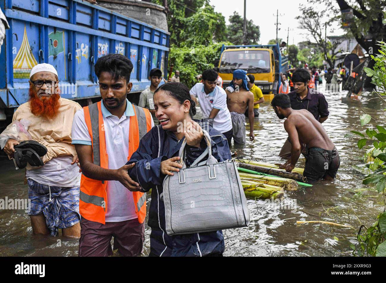 Dhaka, Dhaka, Bangladesh. 23rd Aug, 2024. Volunteers rescued flood ...