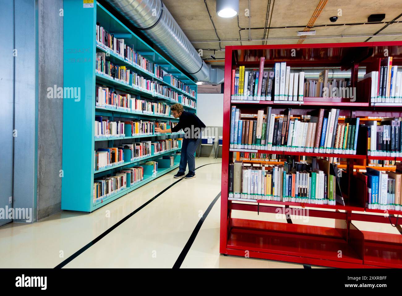 Books on shelf library hi-res stock photography and images - Alamy