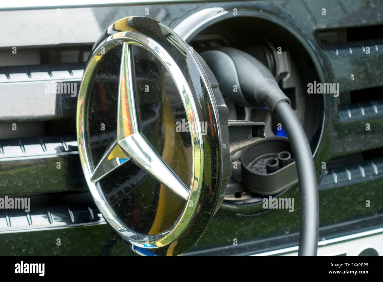 Mercedes benz badge logo brand hi-res stock photography and images - Alamy