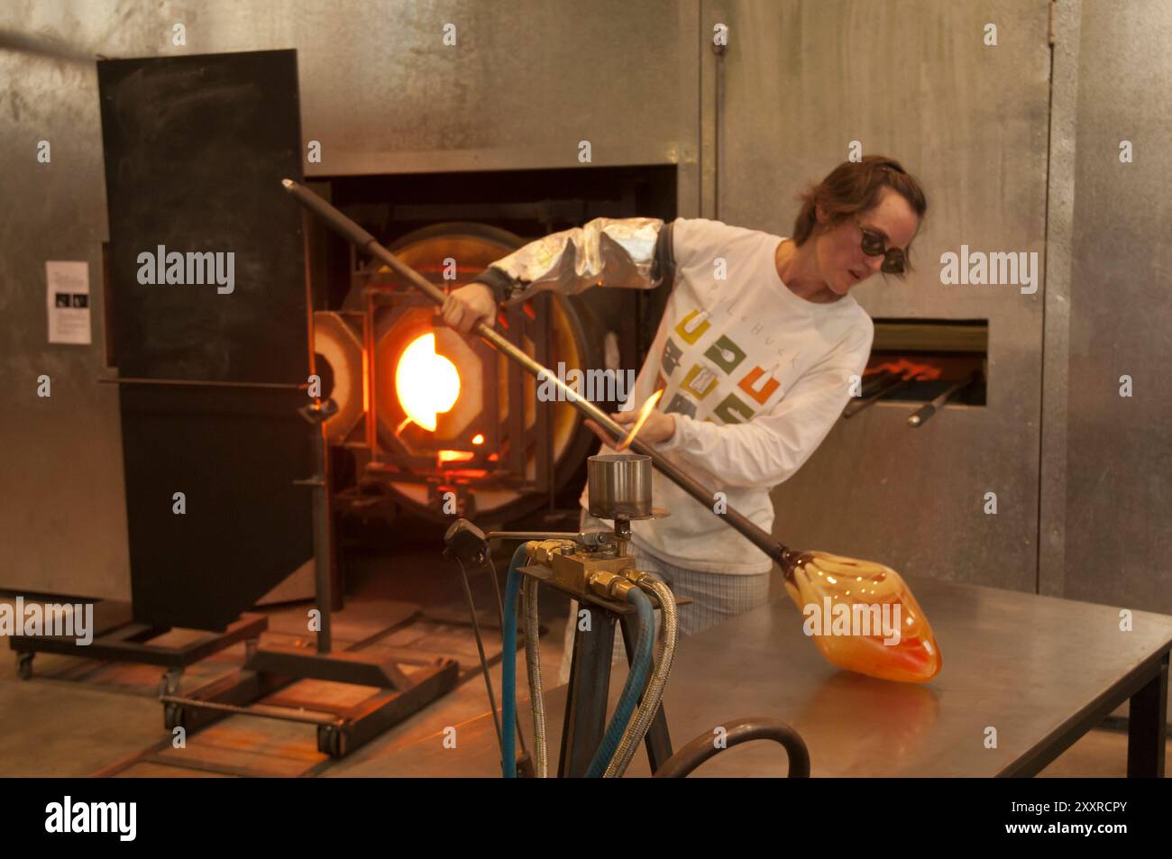 Glass artists at work in the Canberra Glassworks Stock Photo - Alamy