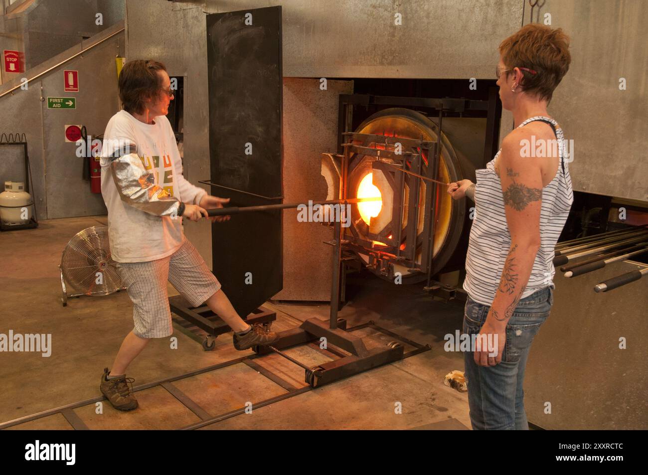 Glass artists at work in the Canberra Glassworks Stock Photo - Alamy