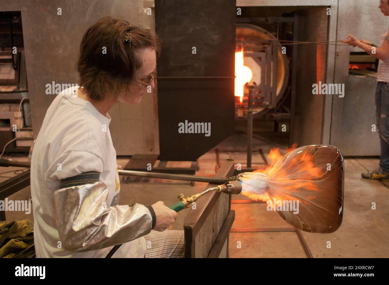 Glass artists at work in the Canberra Glassworks Stock Photo - Alamy