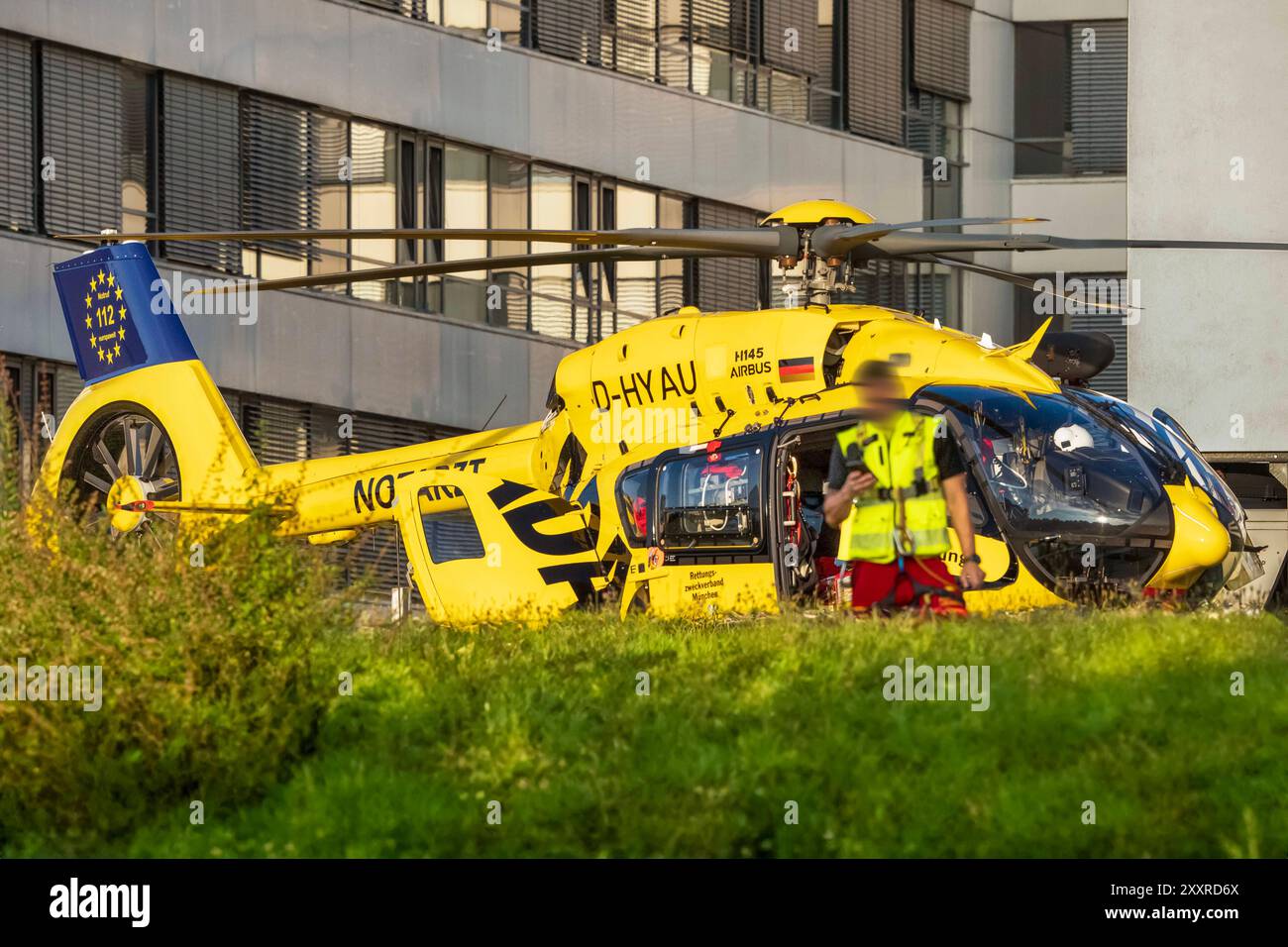 ADAC Rettungshubschrauber Christoph 1 wartet vor München Klinik ...