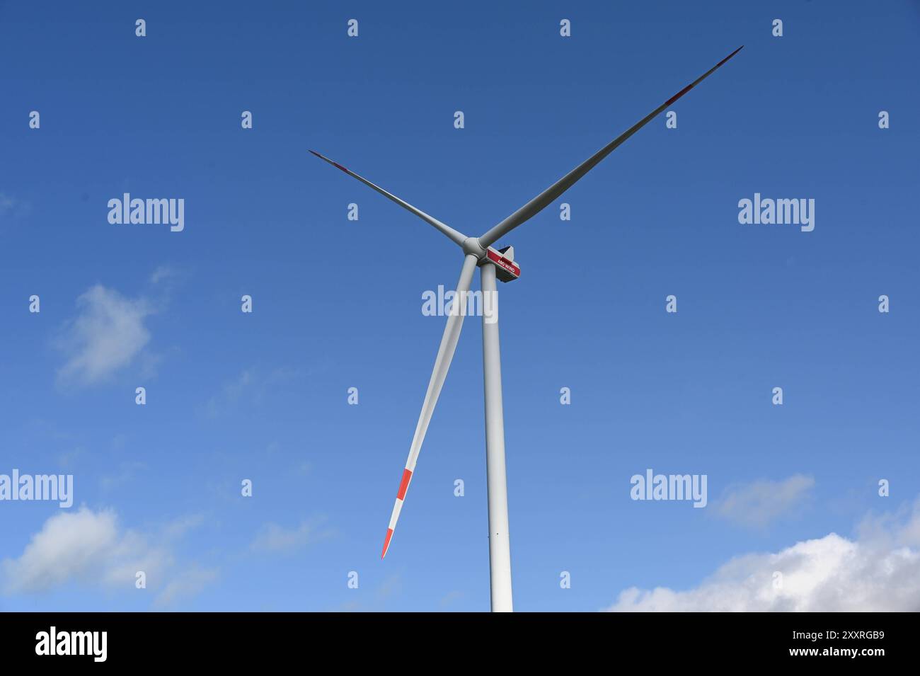 Ein Windrad der Firma ABO Wind zur Gewinnung von Strom. Windkraftanlage ...