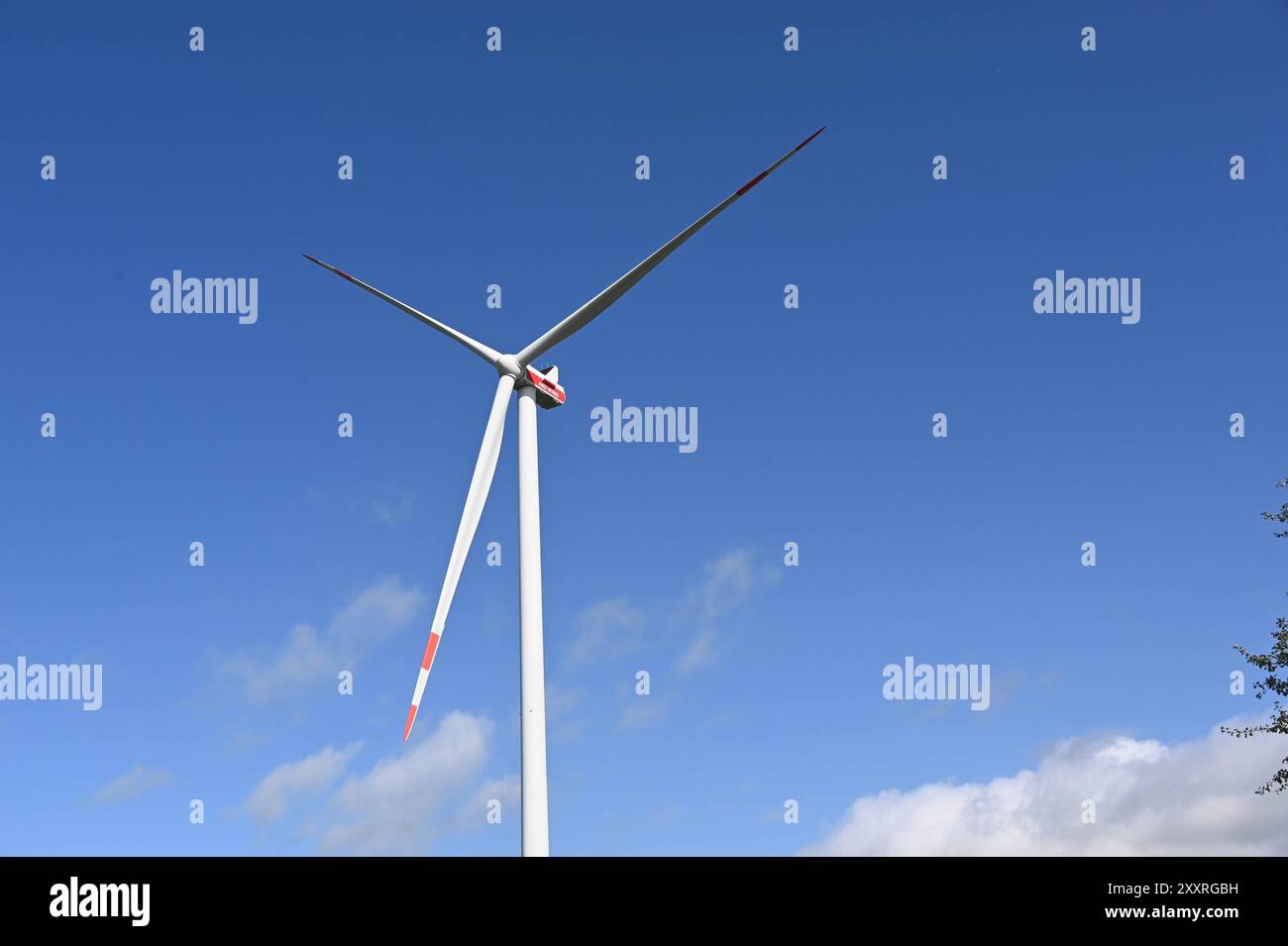 Ein Windrad der Firma ABO Wind zur Gewinnung von Strom. Windkraftanlage ...