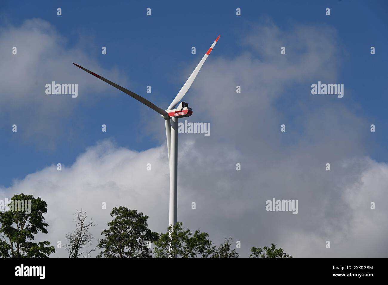 Ein Windrad der Firma ABO Wind zur Gewinnung von Strom. Windkraftanlage ...