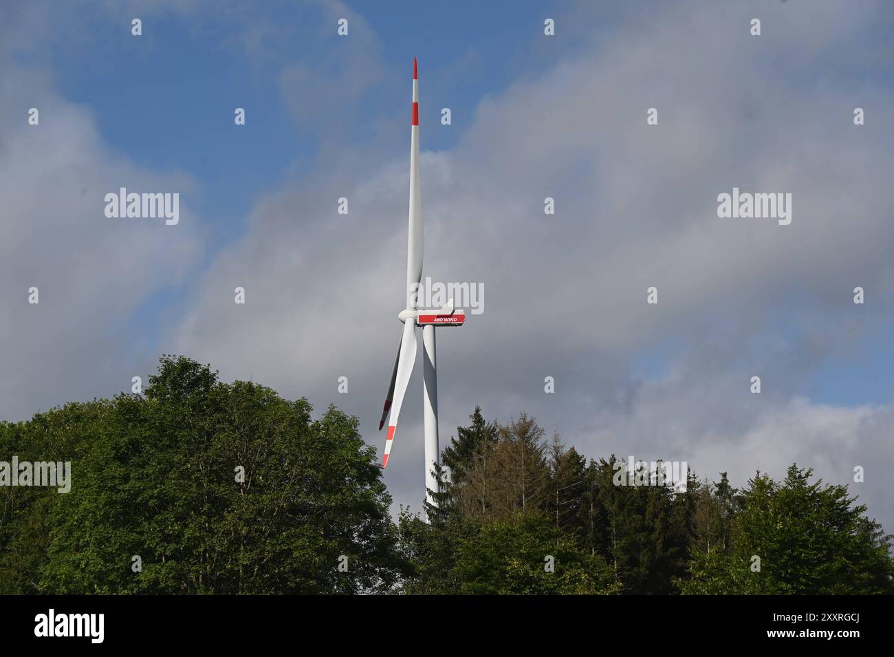 Ein Windrad der Firma ABO Wind zur Gewinnung von Strom. Windkraftanlage ...