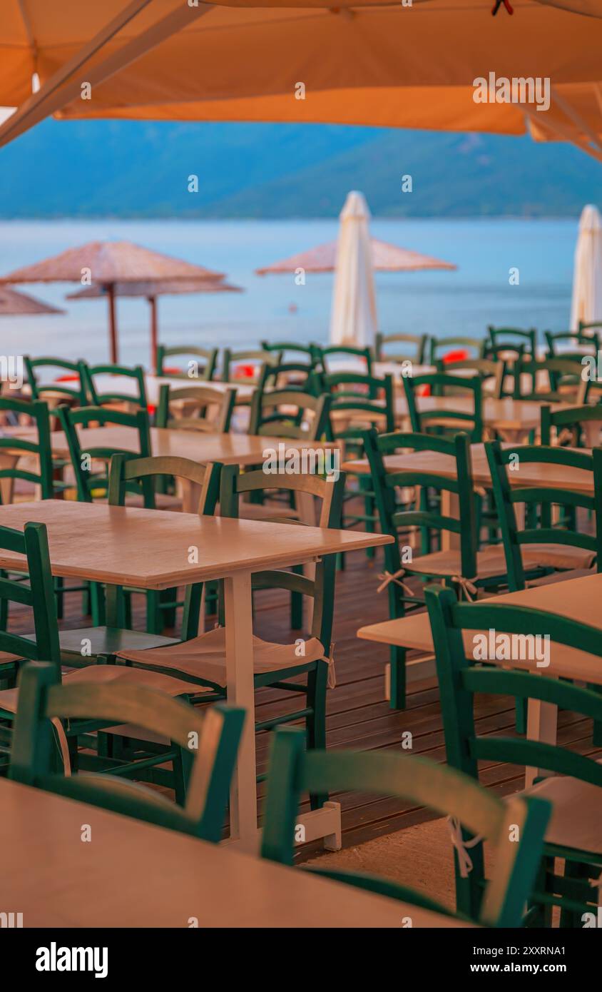 Restaurant table evening empty hi-res stock photography and images - Alamy