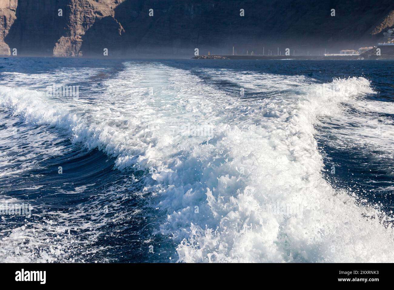 Wake trace behind speed boat in the sea Stock Photo - Alamy