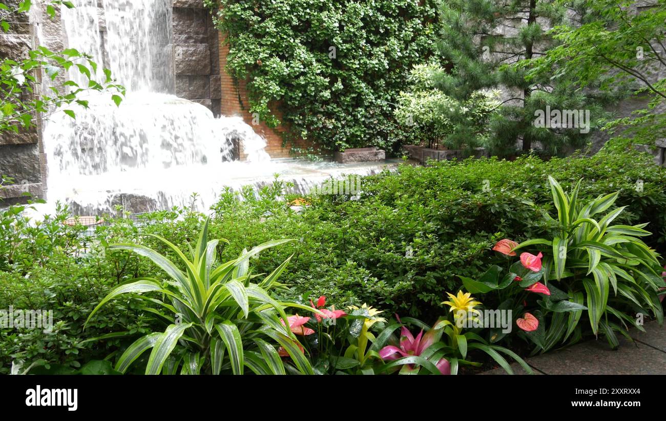 New York City life, urban public park, Greenacre park waterfall ...