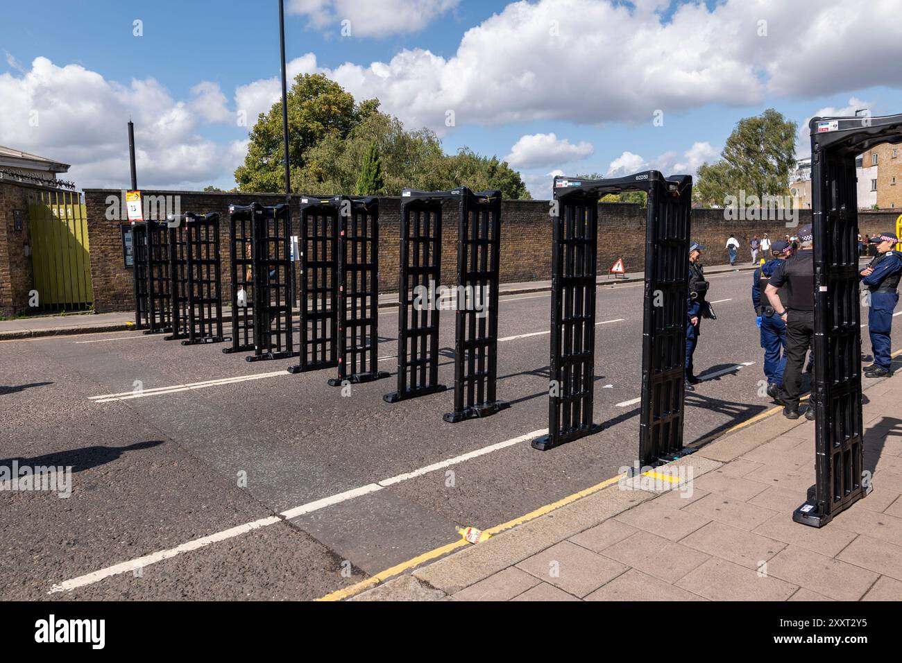 Metal detecting knife arches at the Notting Hill Carnival Stock Photo ...