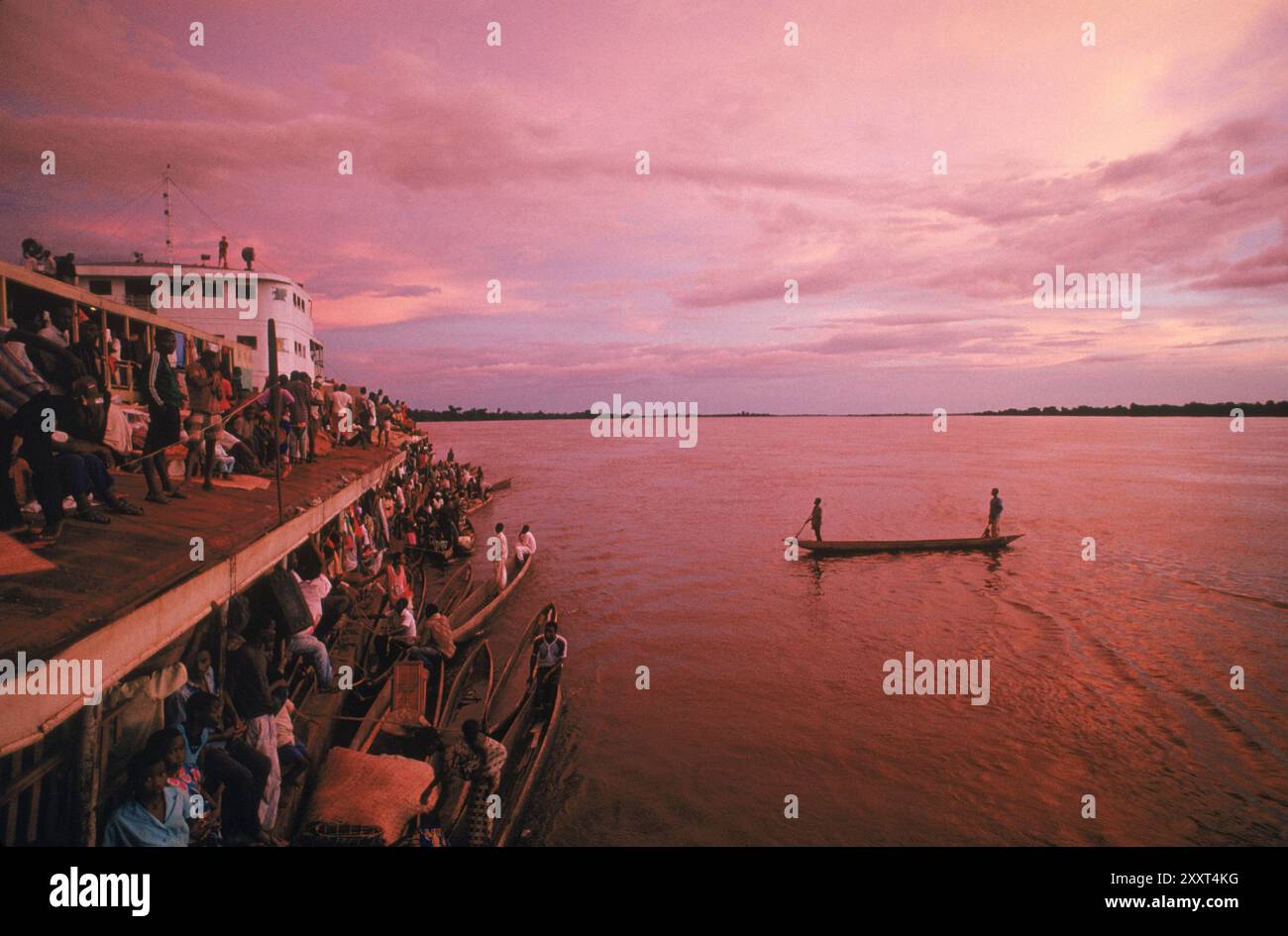 Pirogue congo river hi-res stock photography and images - Alamy