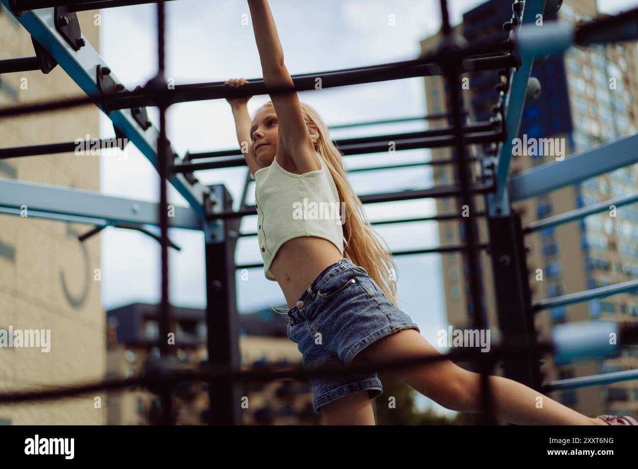 Monkey bars girls hi-res stock photography and images - Alamy