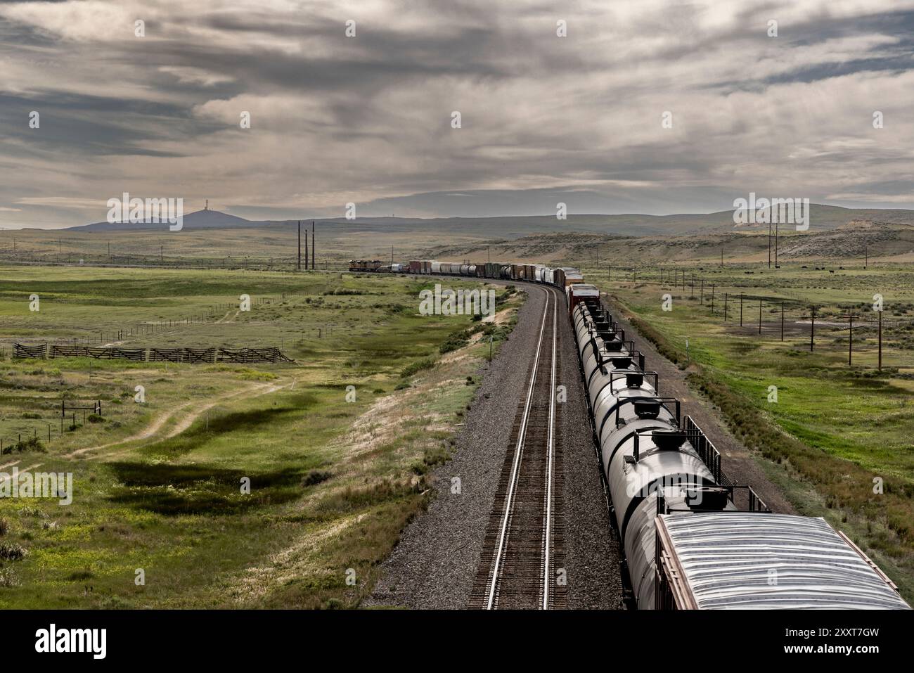 Long freight trains hi-res stock photography and images - Alamy