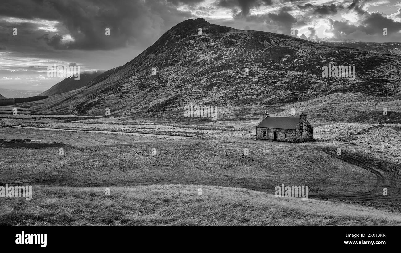Winter cottage scenic Black and White Stock Photos & Images - Alamy