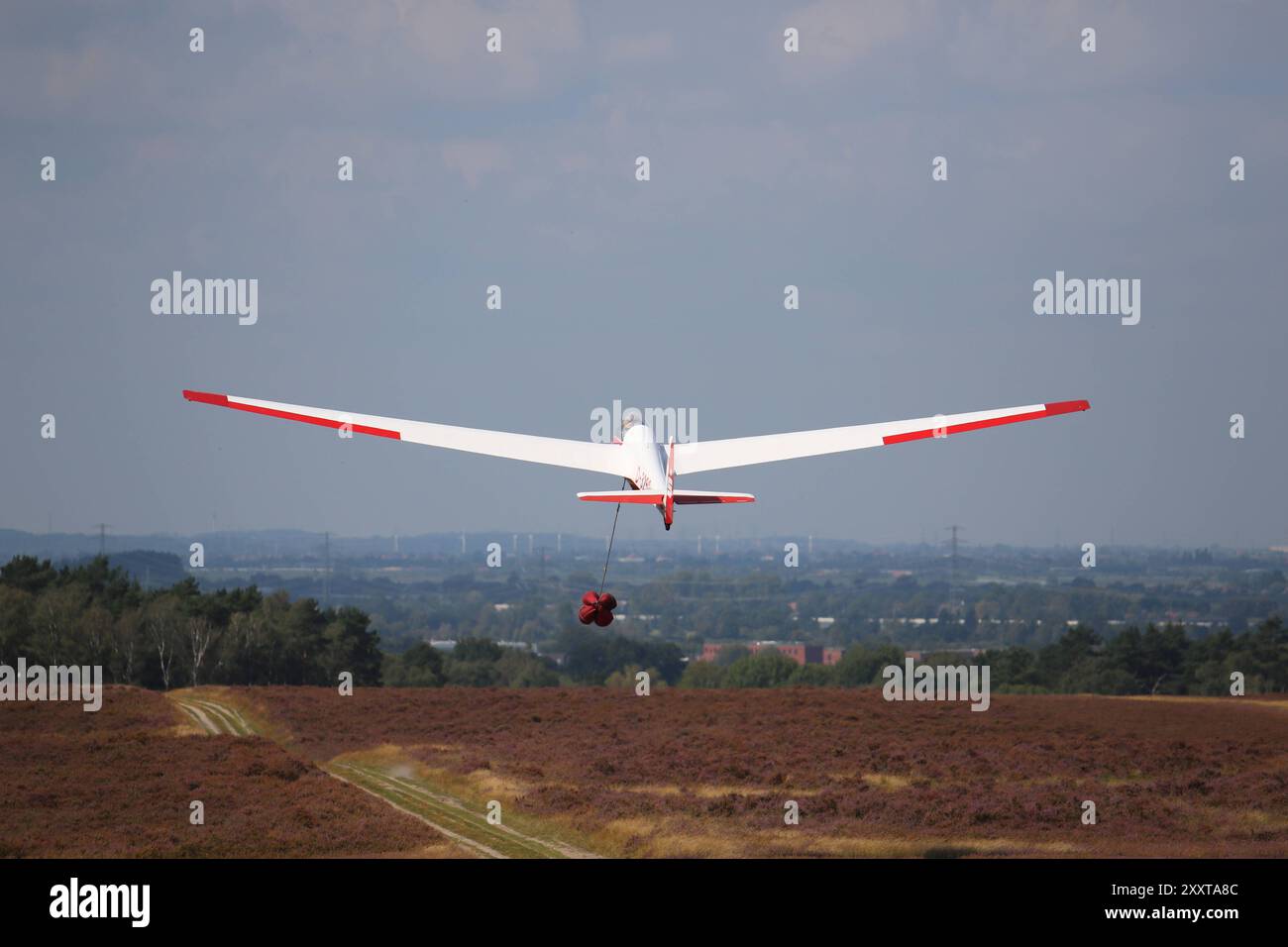 Segelflugplatz in der Fischbeker Heide in Hamburg. Ein Segelflugzeug ...