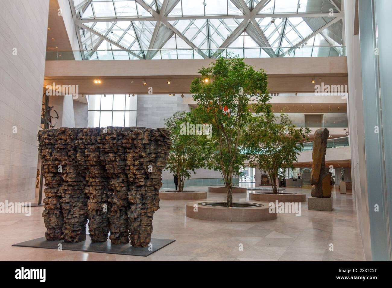 The main lobby of the National Gallery of Art in Washington DC, USA ...