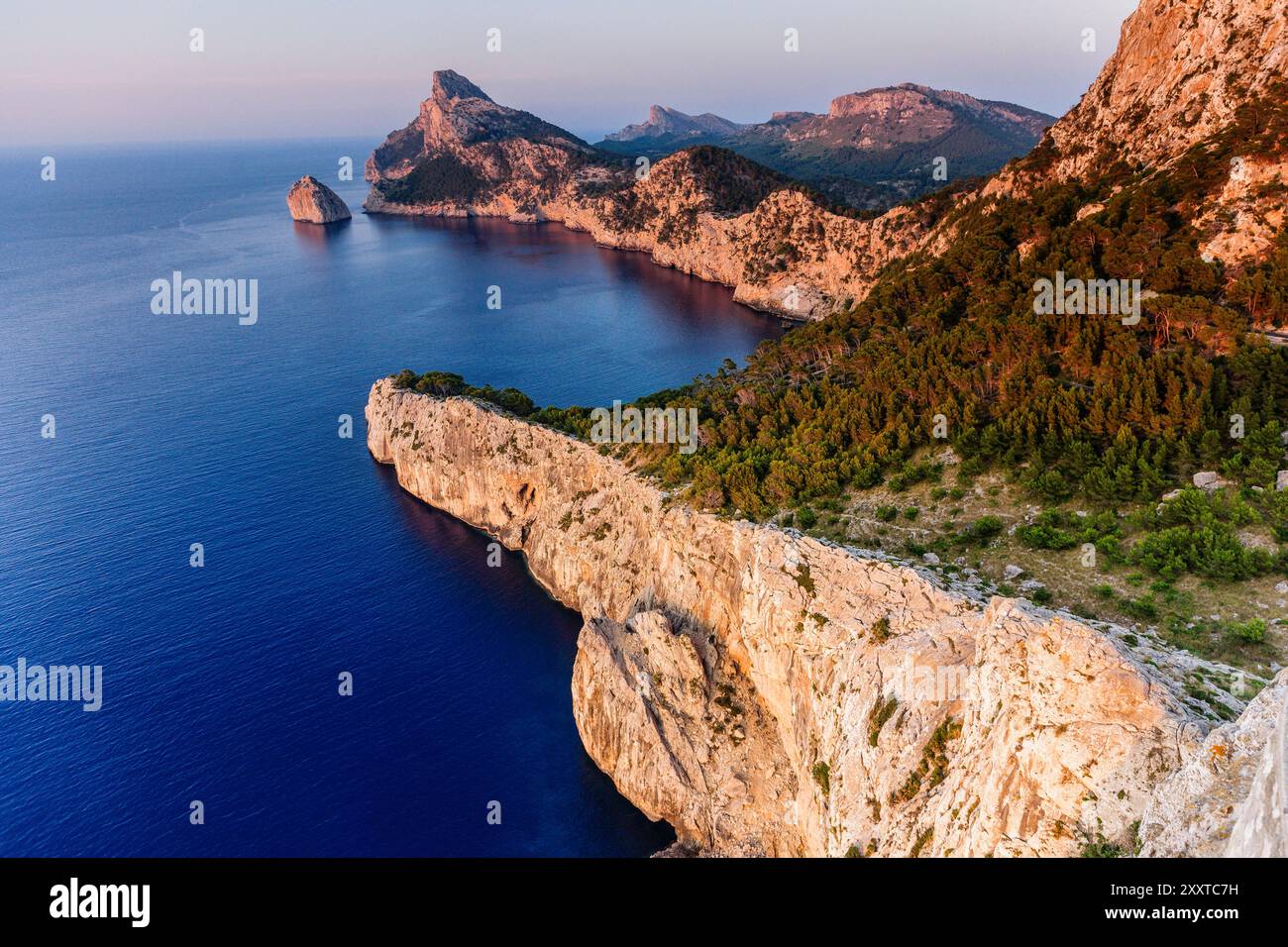 punta de La Nau y islote de Es Colomer,peninsula de Formentor, Pollença ...