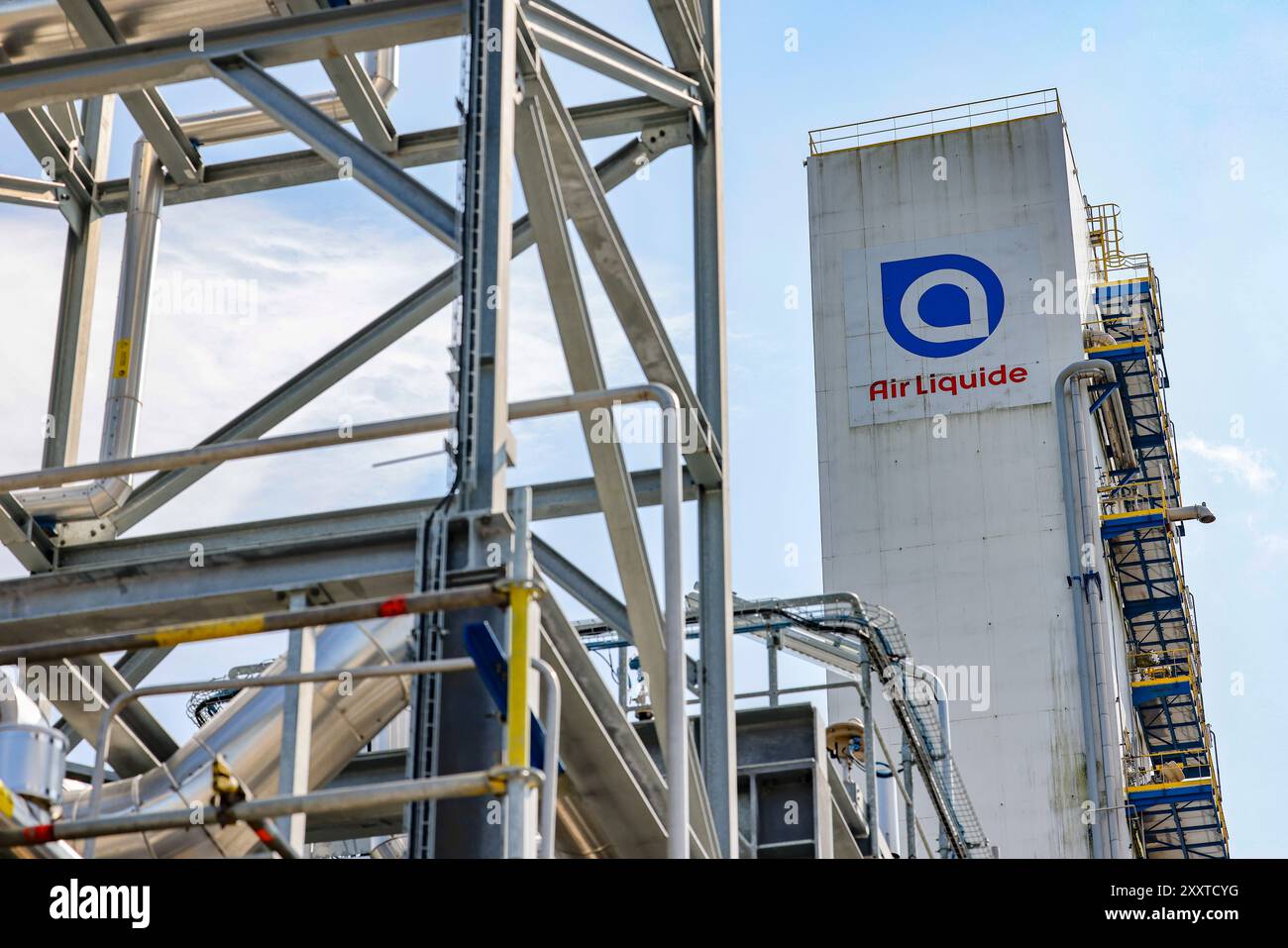 Oberhausen, Germany. 26th Aug, 2024. The Air Liquide company sign on the new hydrogen production ...