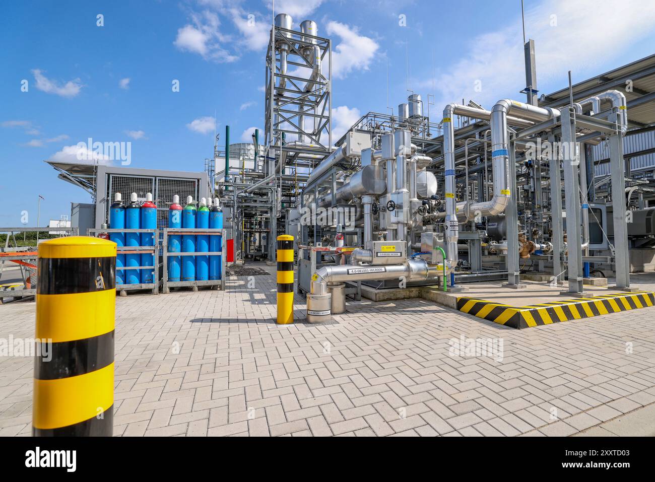 Oberhausen, Germany. 26th Aug, 2024. General view of the new hydrogen production plant at the ...